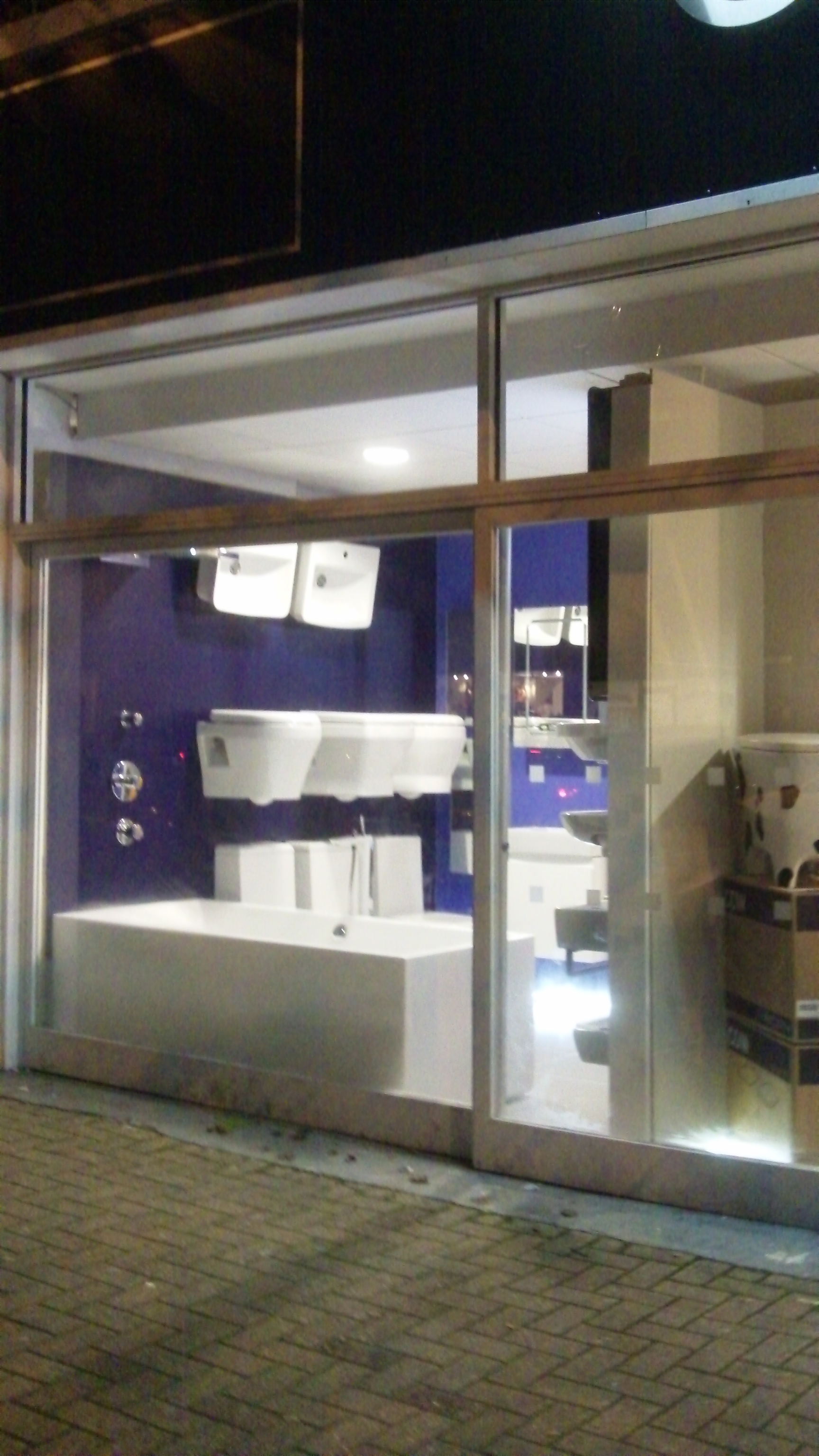 Aquarooms Front Window Display (5) – Aquarooms.co.uk